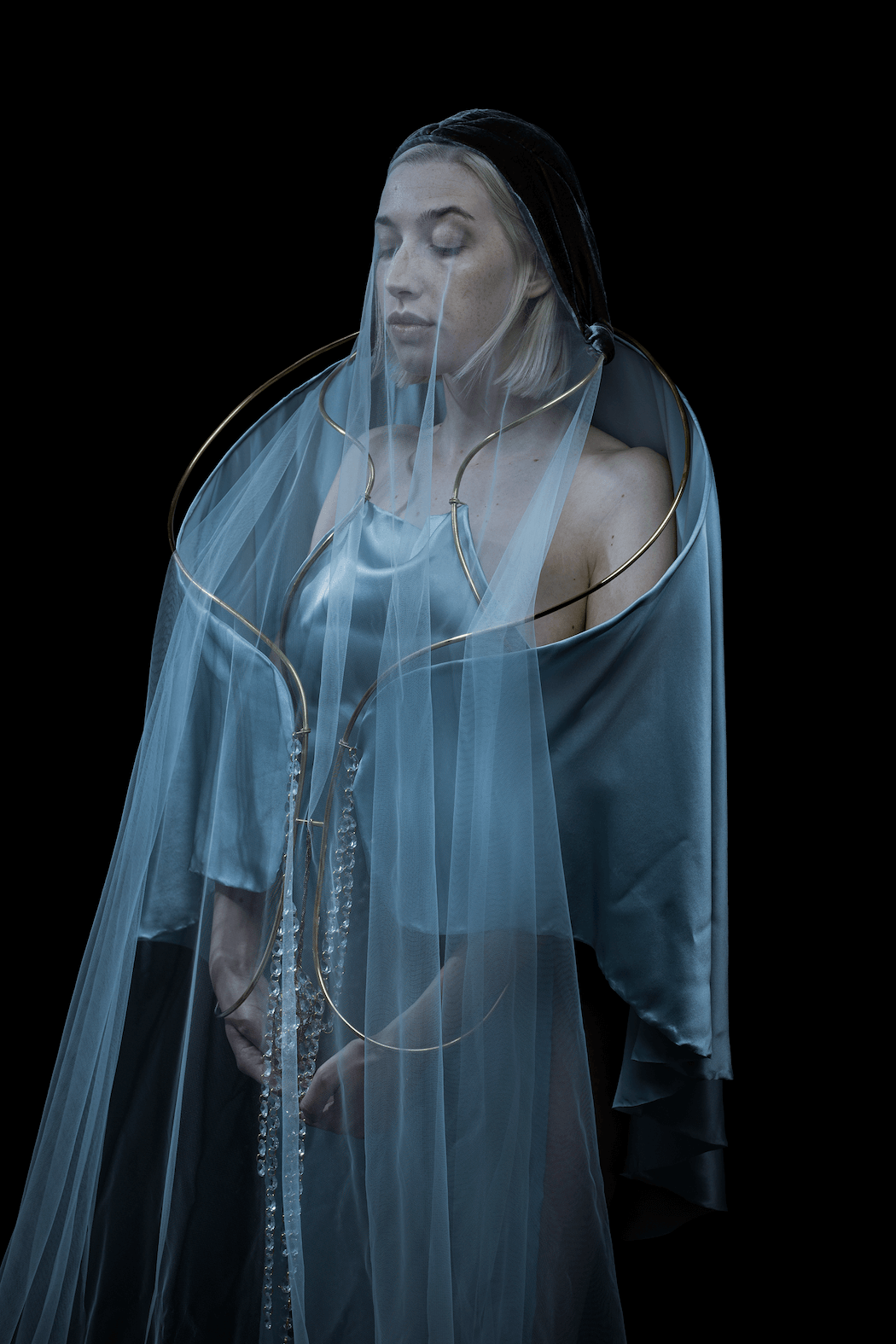 Sending flowers by Franziska Maria Annalena Goll - KALTBLUT Magazine